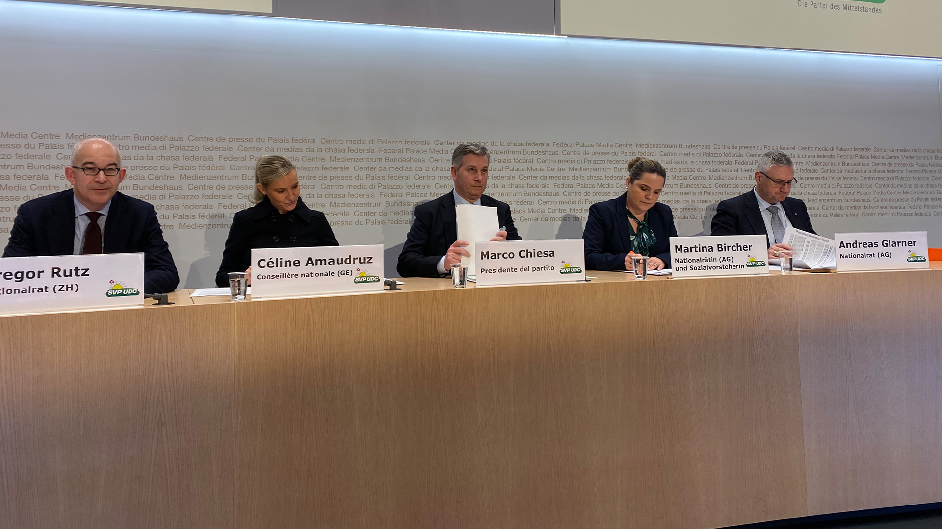 UDC Suisse - Trop d’étrangers viennent en Suisse, qui plus est pas les bons – fini les ...